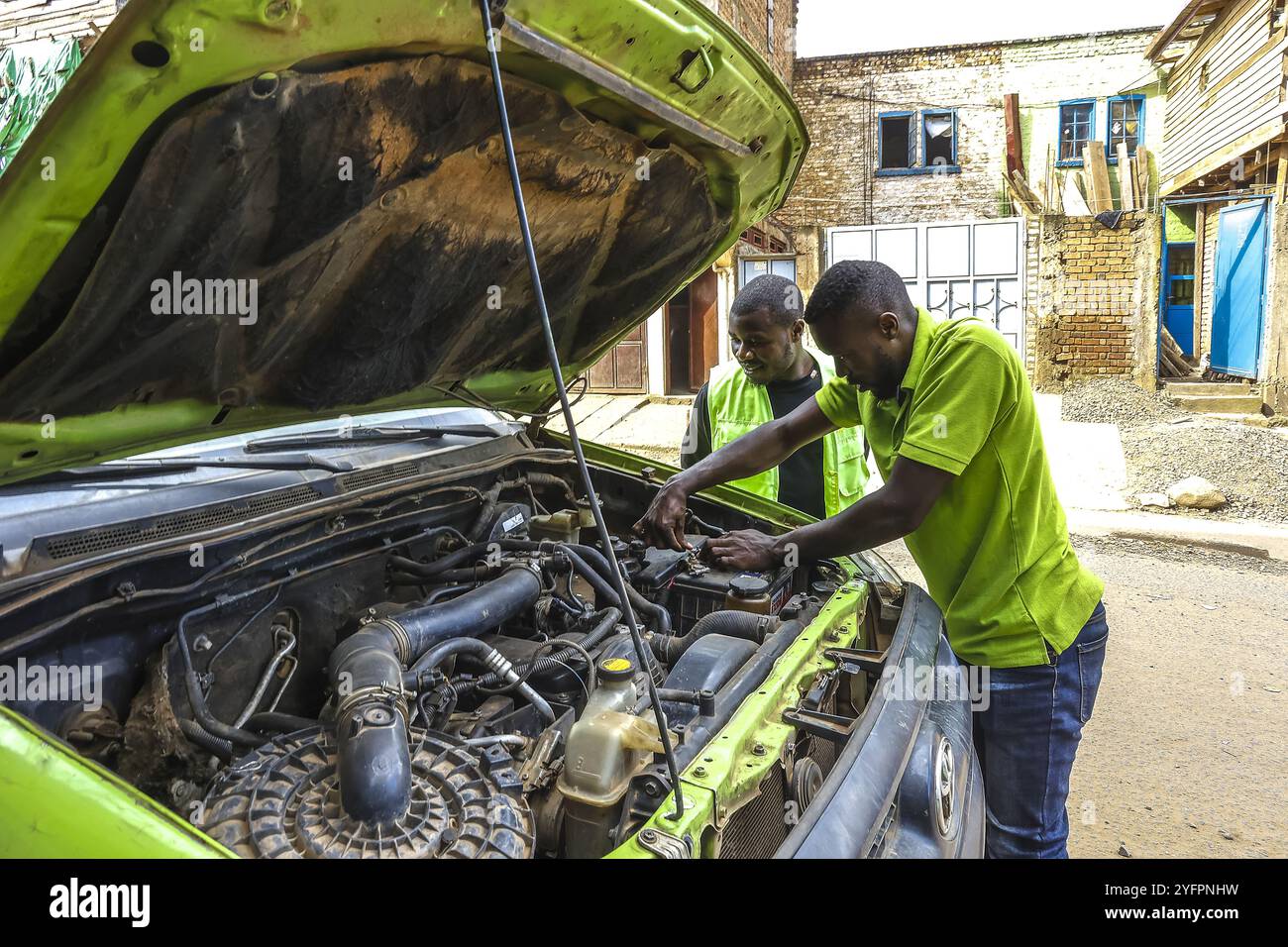Driver fixing a car engine in Bukavu, DRC Stock Photo - Alamy