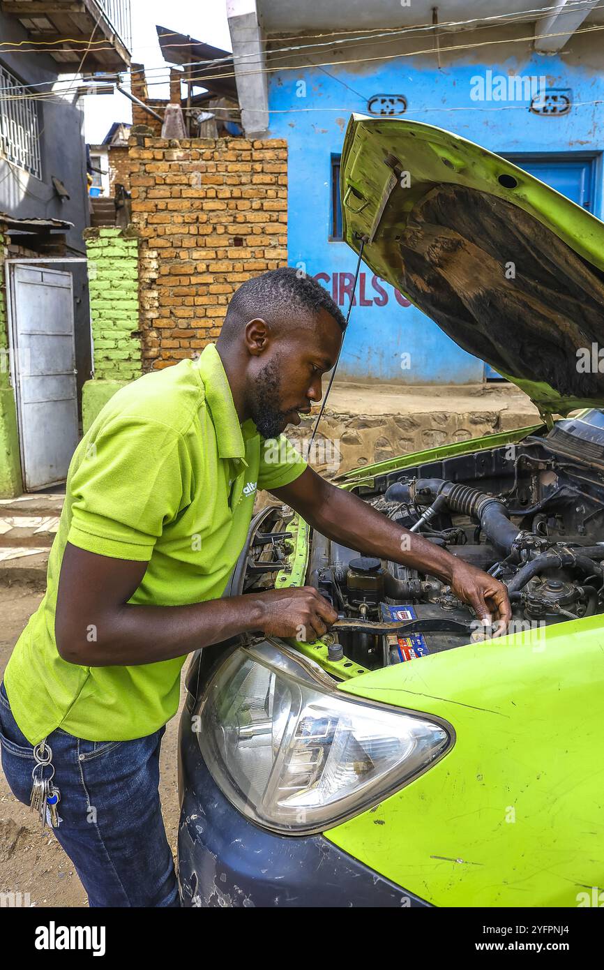 Driver fixing a car engine in Bukavu, DRC Stock Photo - Alamy