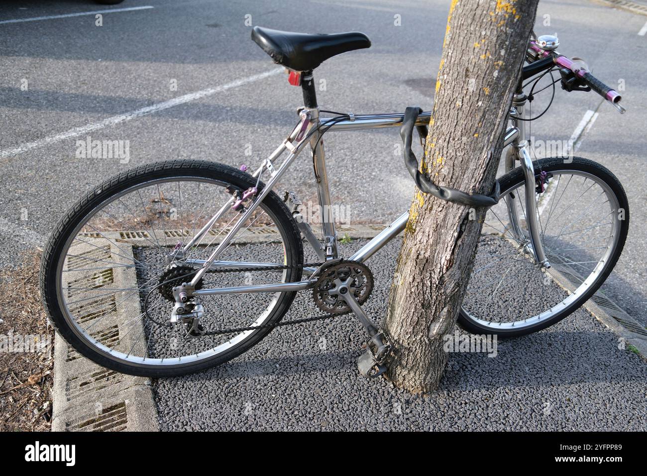 Grey chain hi-res stock photography and images - Alamy