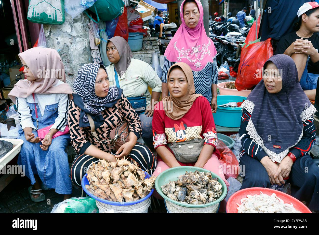 Food market. Indonesian women wearing the traditional Islamic hijab ...