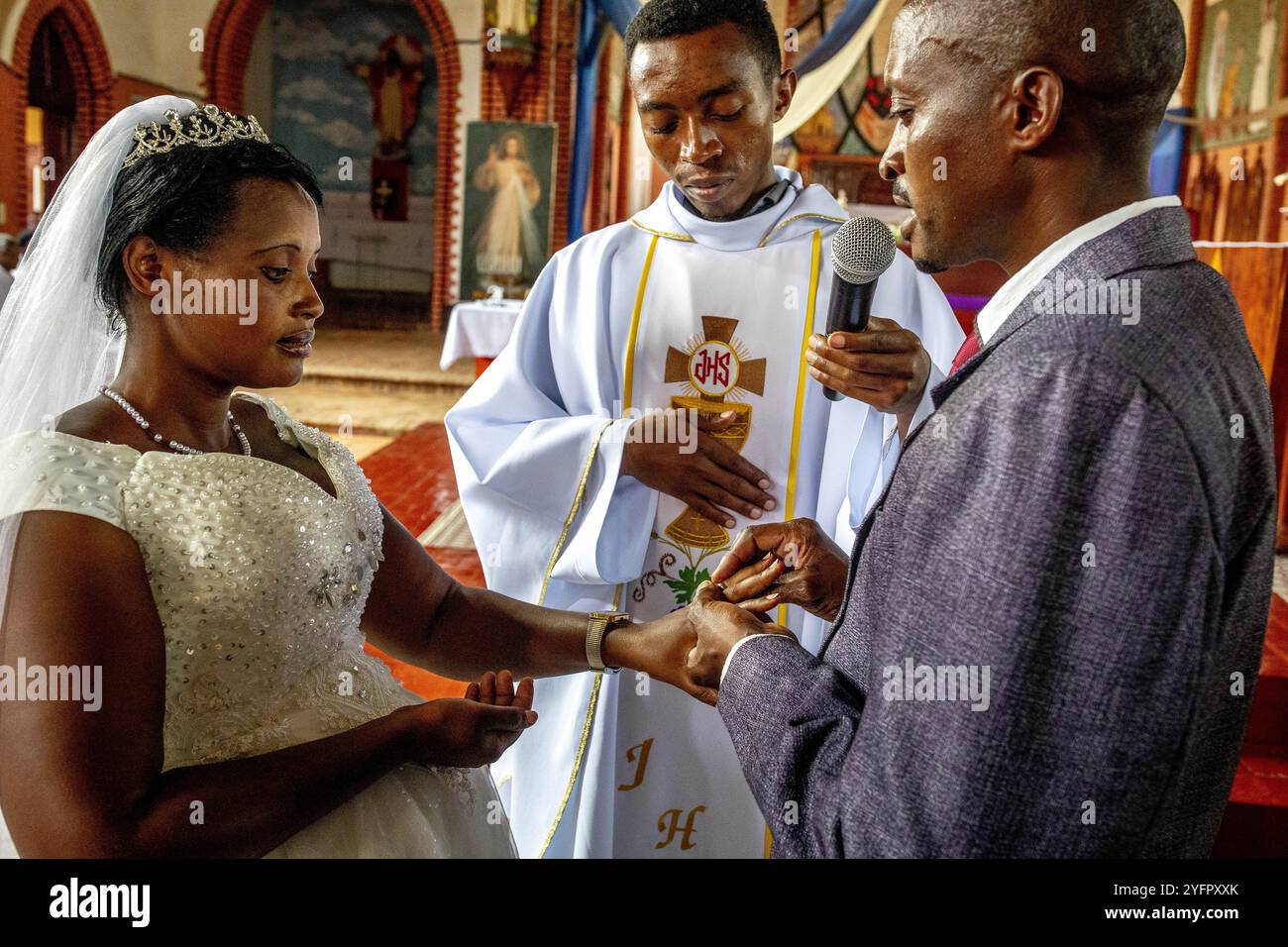 Wedding in Kabagayi cathedral, Rwanda Stock Photo - Alamy