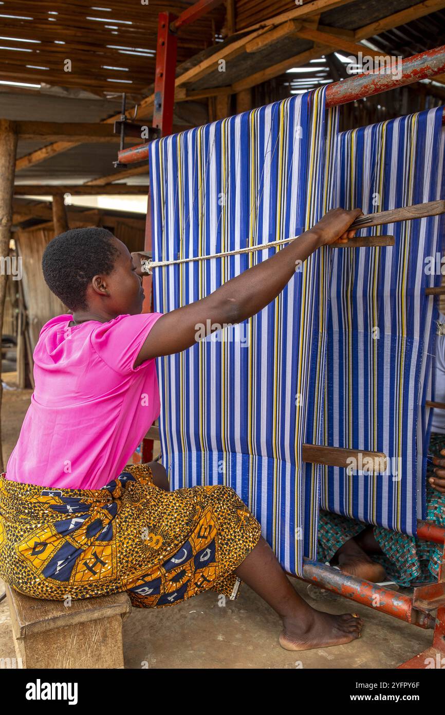 Weaving on handloom hi-res stock photography and images - Alamy
