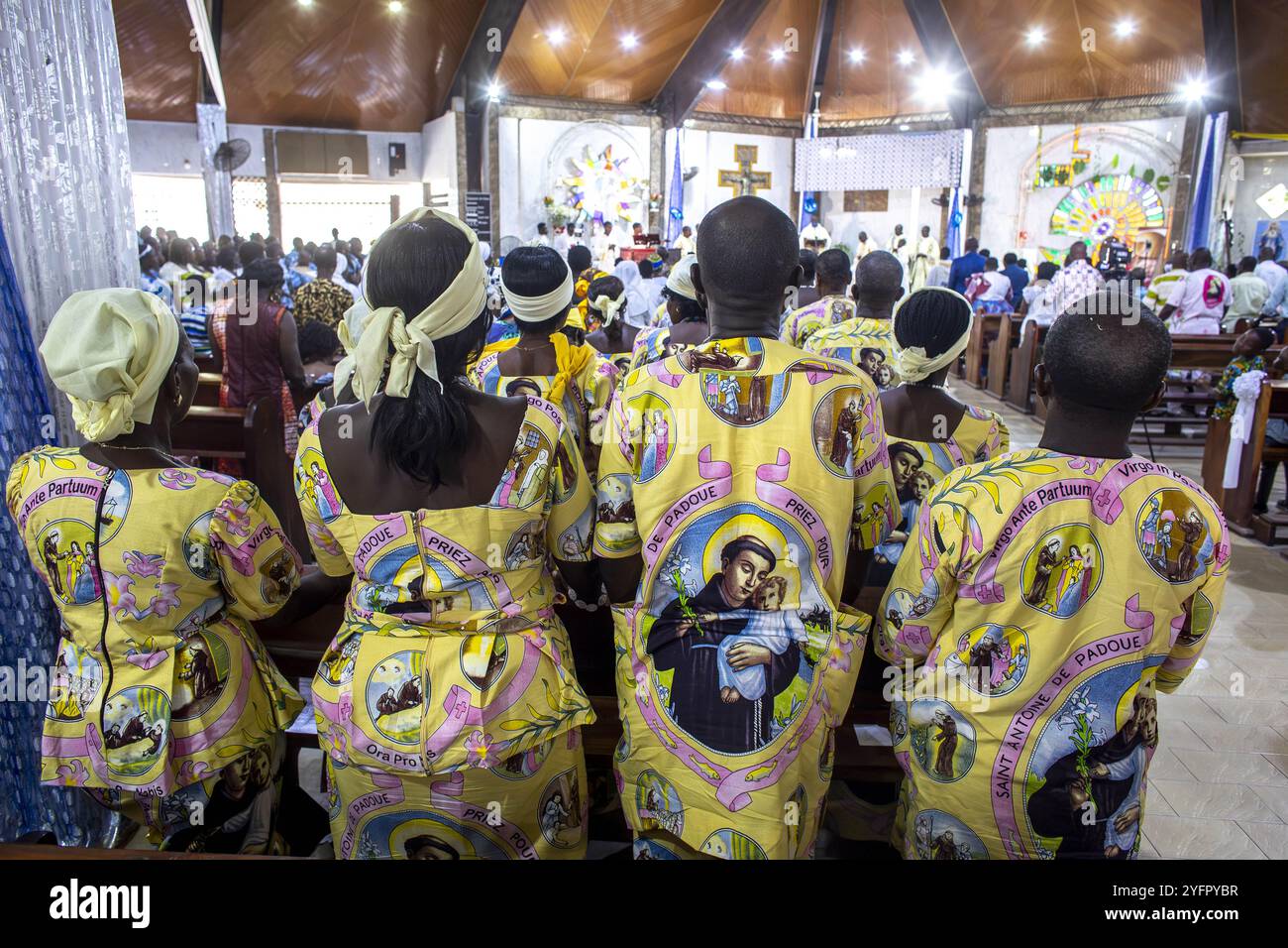 Mass in St Anthony’s catholic church, Hanoukope, Lome, Togo Stock Photo ...