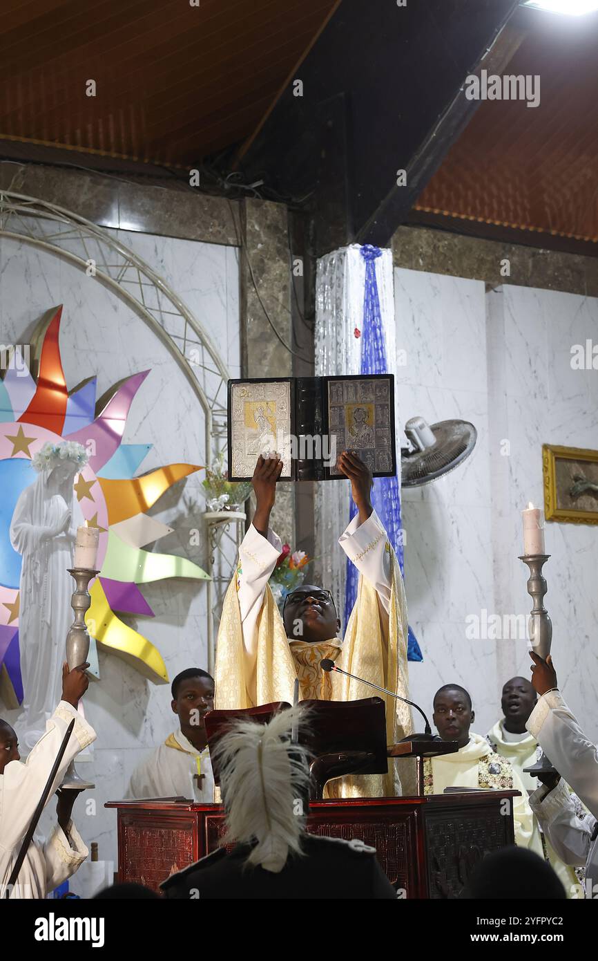 Mass in St Anthony’s catholic church, Hanoukope, Lome, Togo Stock Photo ...