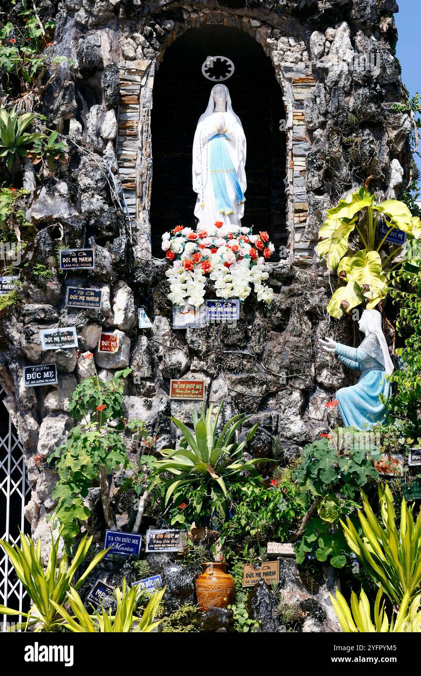 Statue of Our Lady of Lourdes Stock Photo - Alamy