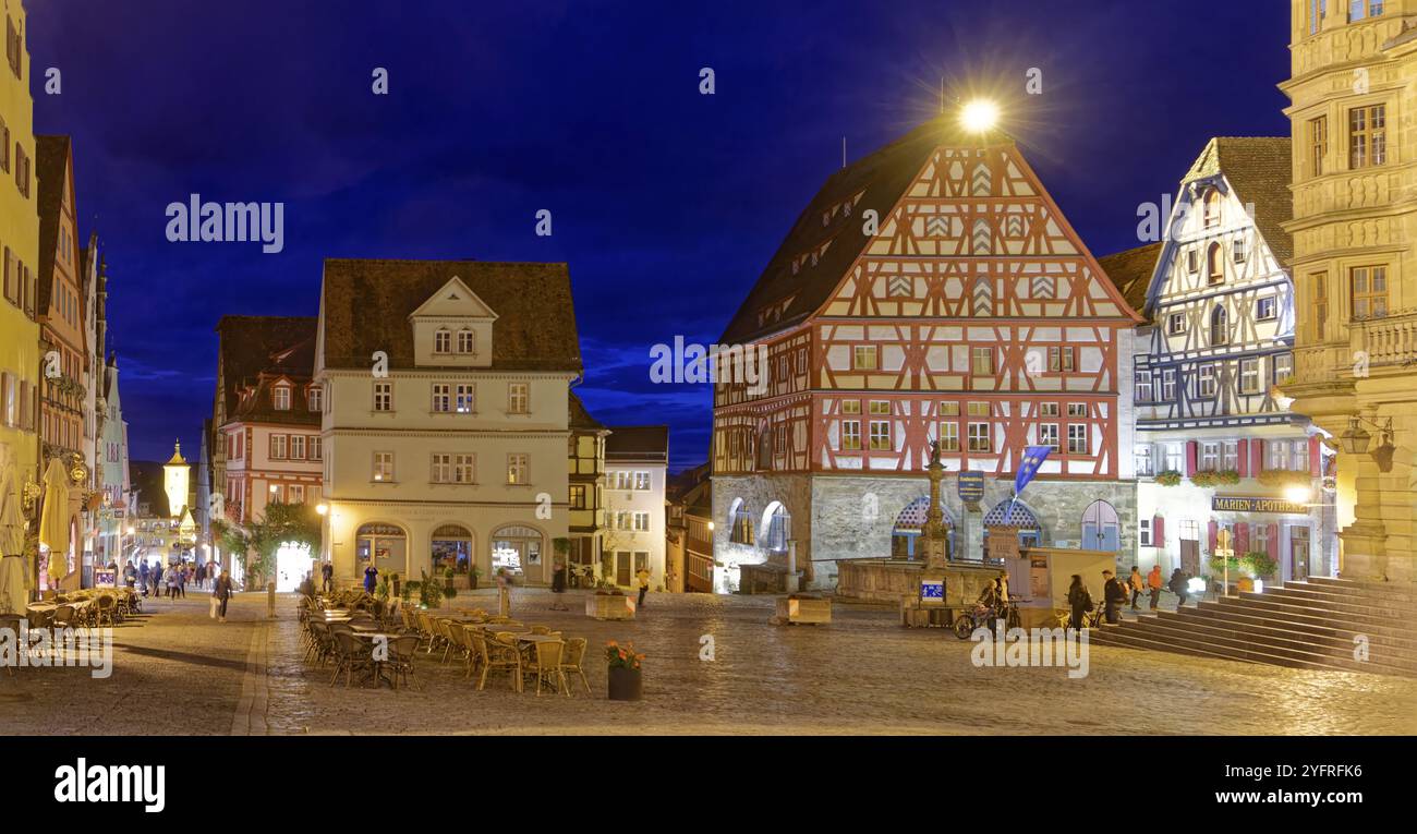 The market square in the old town centre of Rothenburg ob der Tauber ...