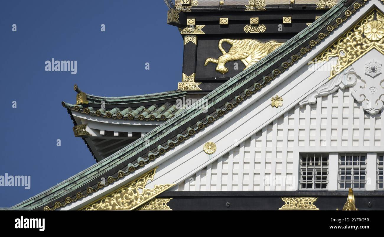 Architectural detail on the facade of the Tenshu (Donjon) of Ōsaka-jō ...