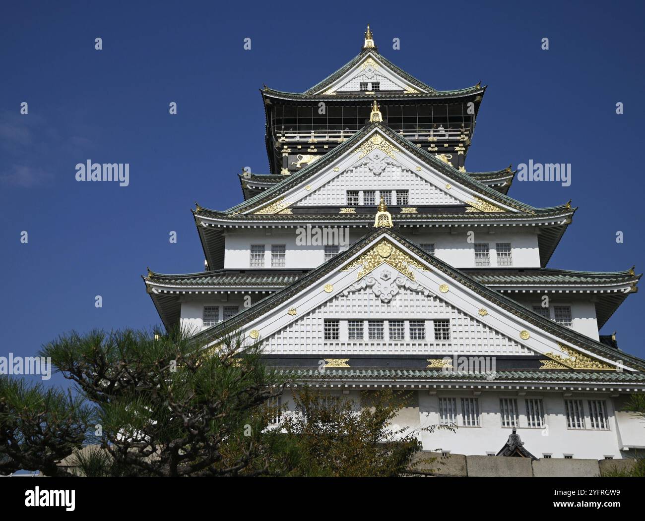 Landscape with scenic Tenshu (Donjon) view of Ōsaka-jō one of Japan's ...