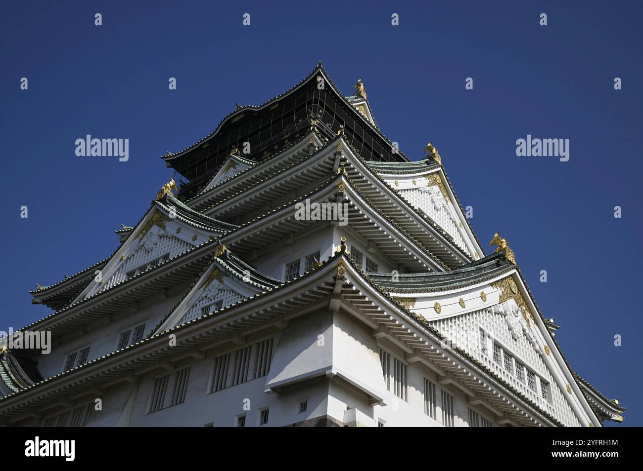 Landscape with scenic Tenshu (Donjon) view of Ōsaka-jō one of Japan's ...