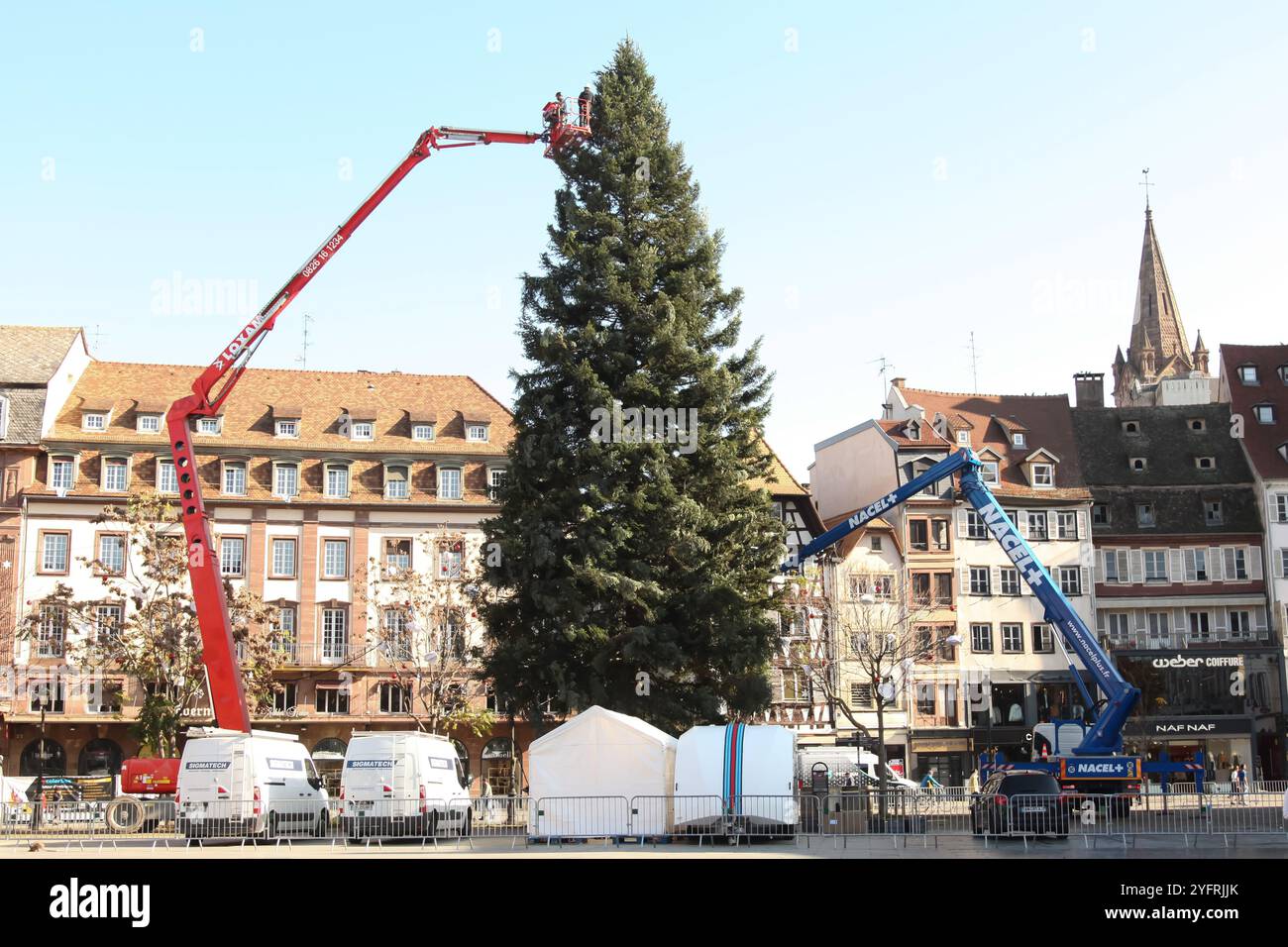 workmen erecting the Christmas tree in Place Kleber square Strasbourg ...