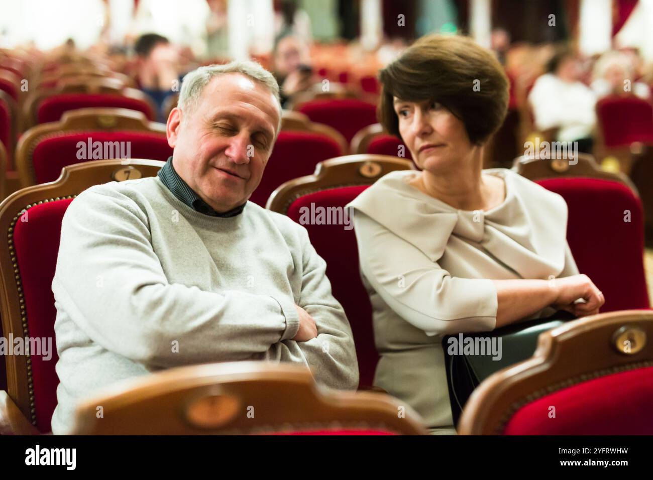 Sleeping audience theatre hi-res stock photography and images - Alamy