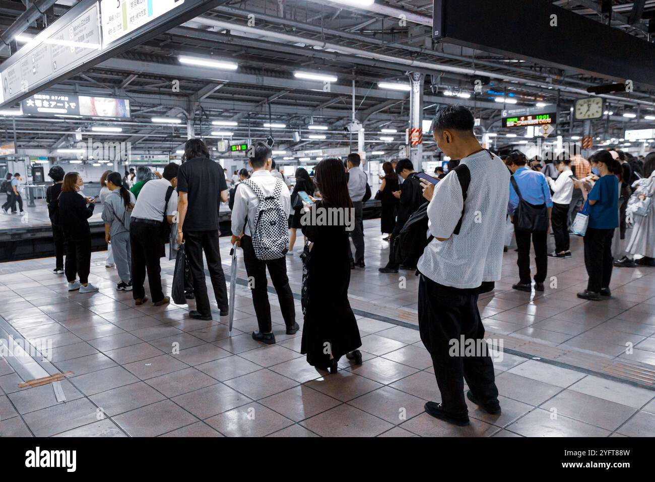 Japanese people waiting for the subway in perfect line © Giorgia De ...