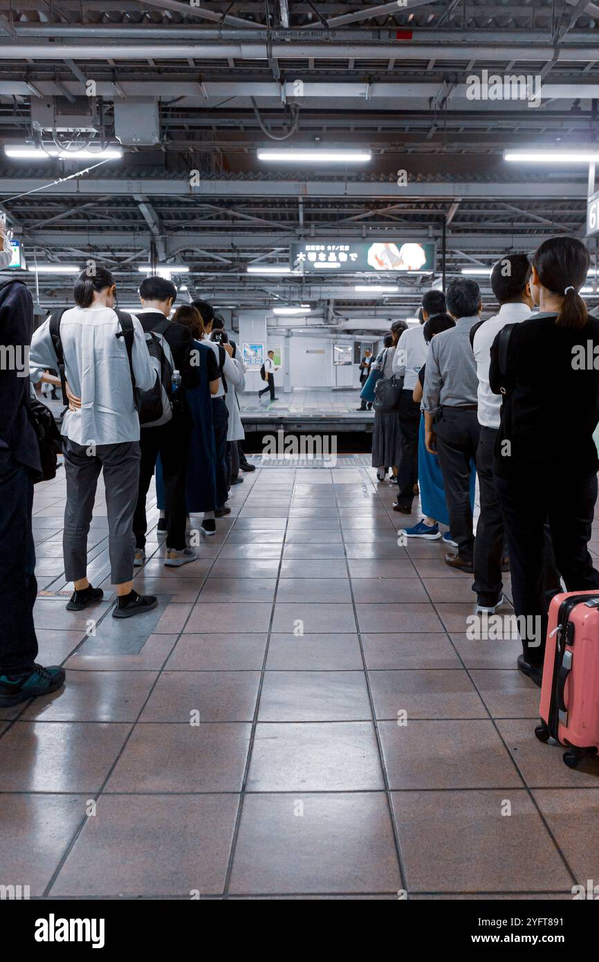 Japanese people waiting for the subway in perfect line © Giorgia De ...