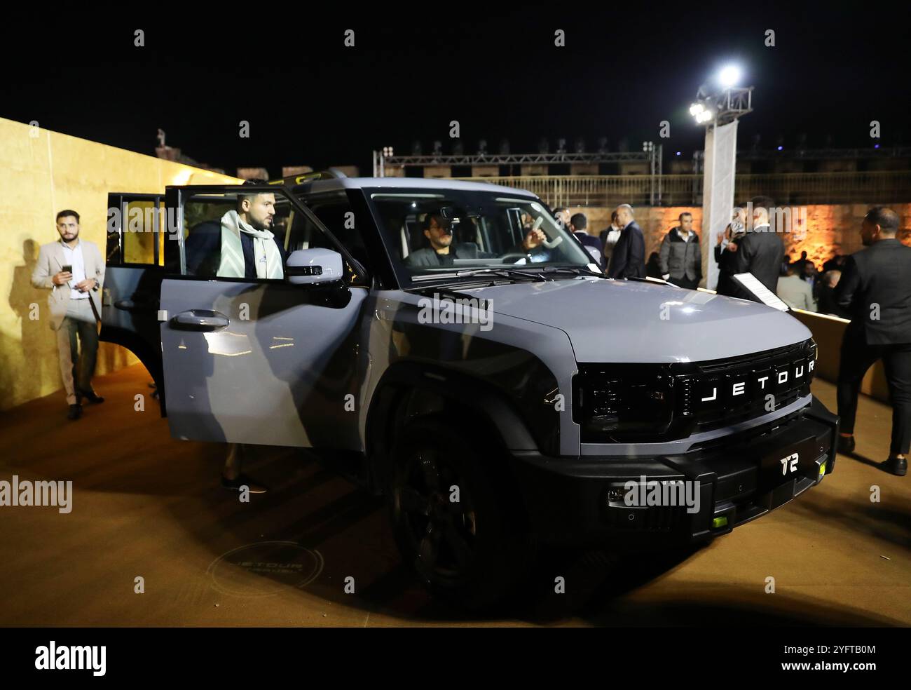 (241105) -- CAIRO, Nov. 5, 2024 (Xinhua) -- Visitors try a new car at ...
