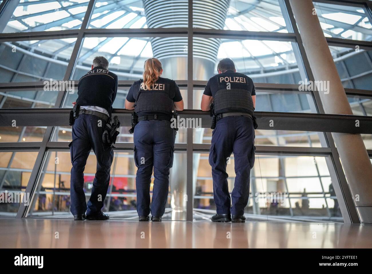 Berlin, Germany. 05th Nov, 2024. Police officers stand on the ...