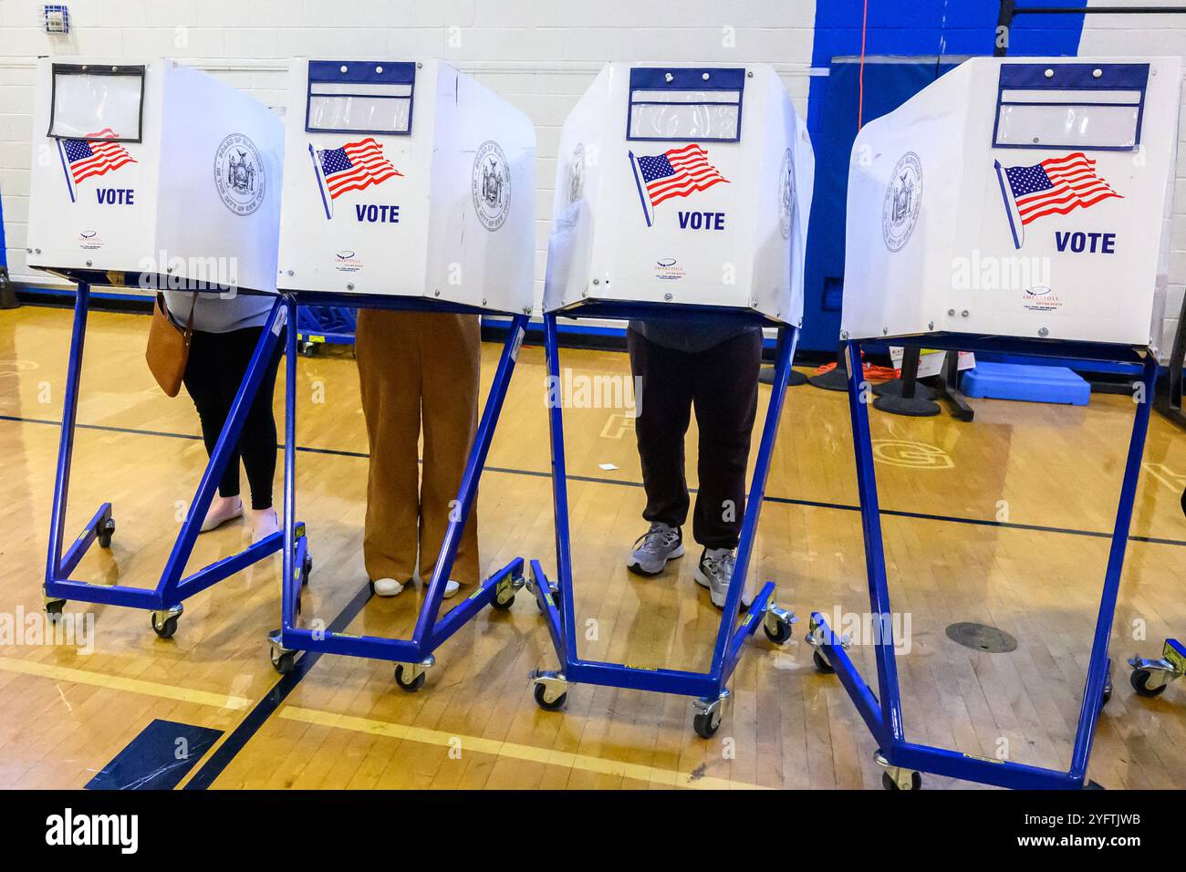 New York, USA. 5th Nov, 2024. People vote in the United States ...