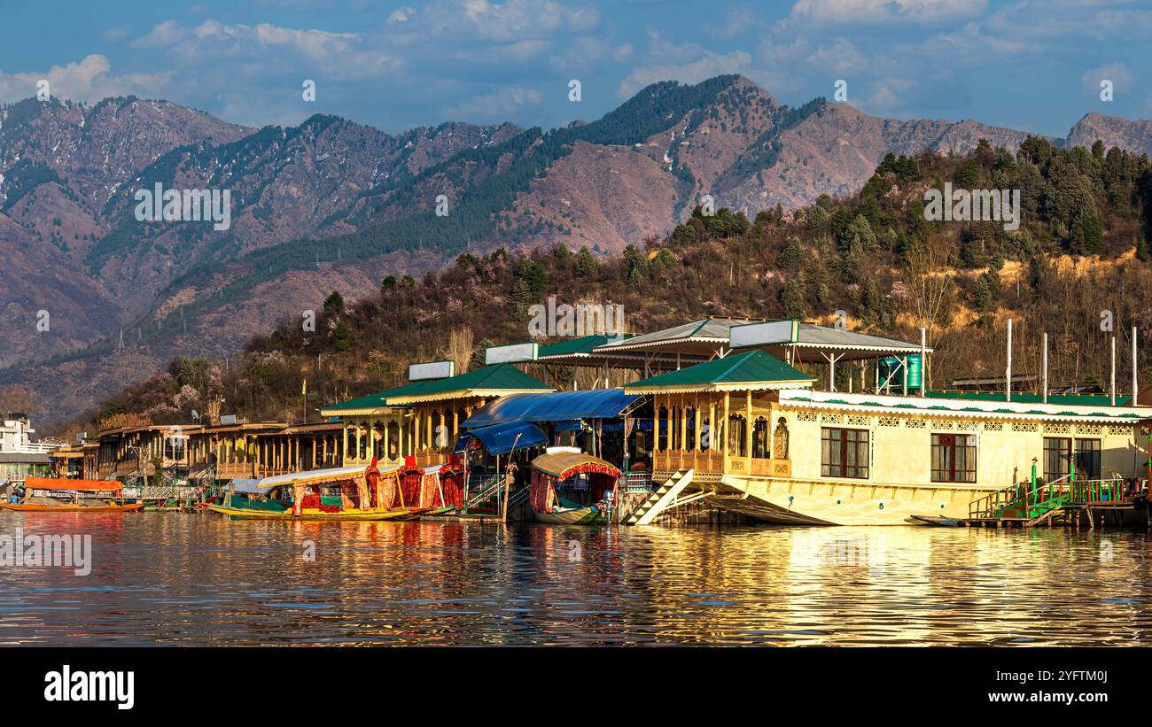 Beautiful houseboat .Kashmir's houseboats, floating palaces on the ...