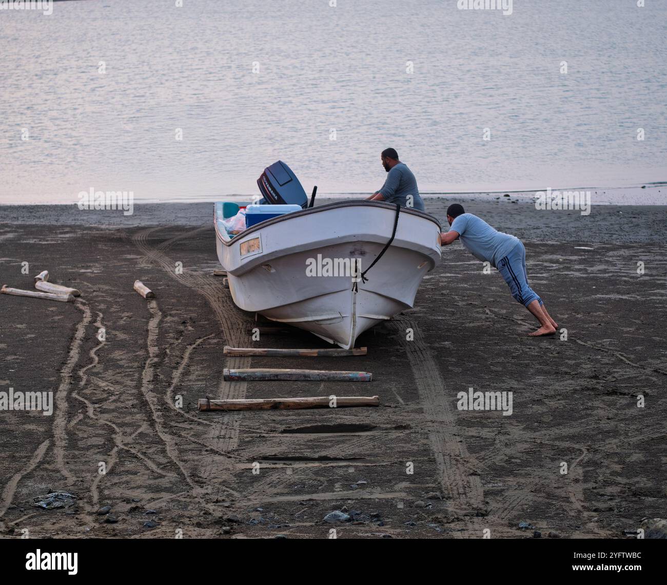 Boat launch beach fishing hi-res stock photography and images - Alamy