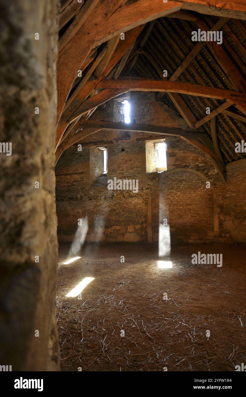 Cruck roof hi-res stock photography and images - Alamy