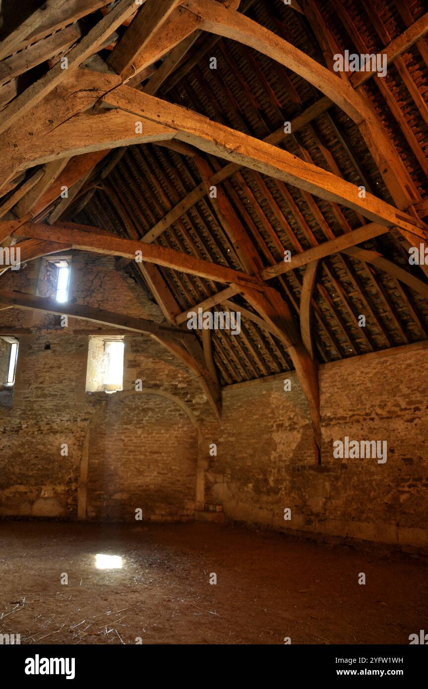 Cruck roof hi-res stock photography and images - Alamy