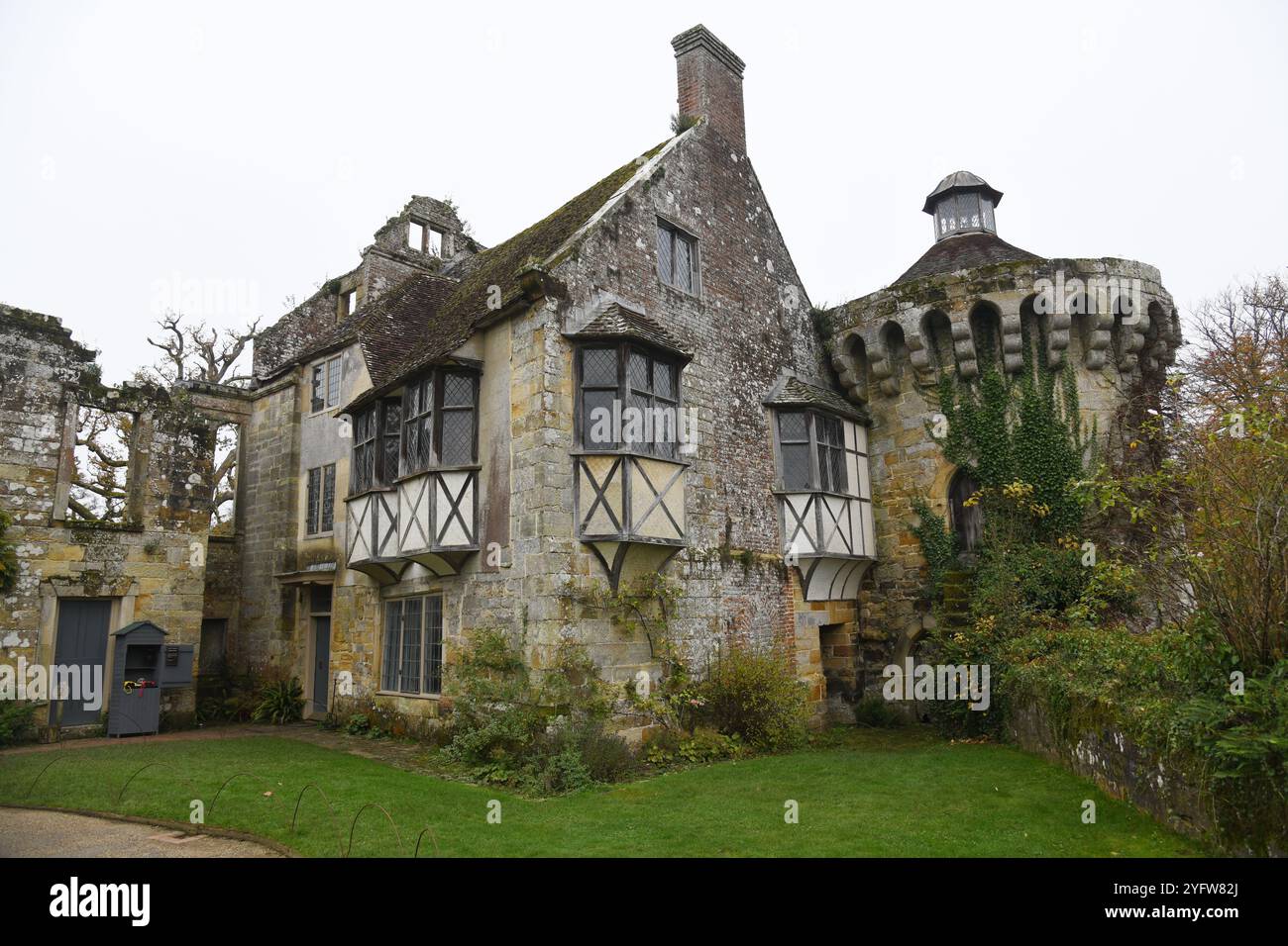 Welcoming english castle hi-res stock photography and images - Alamy