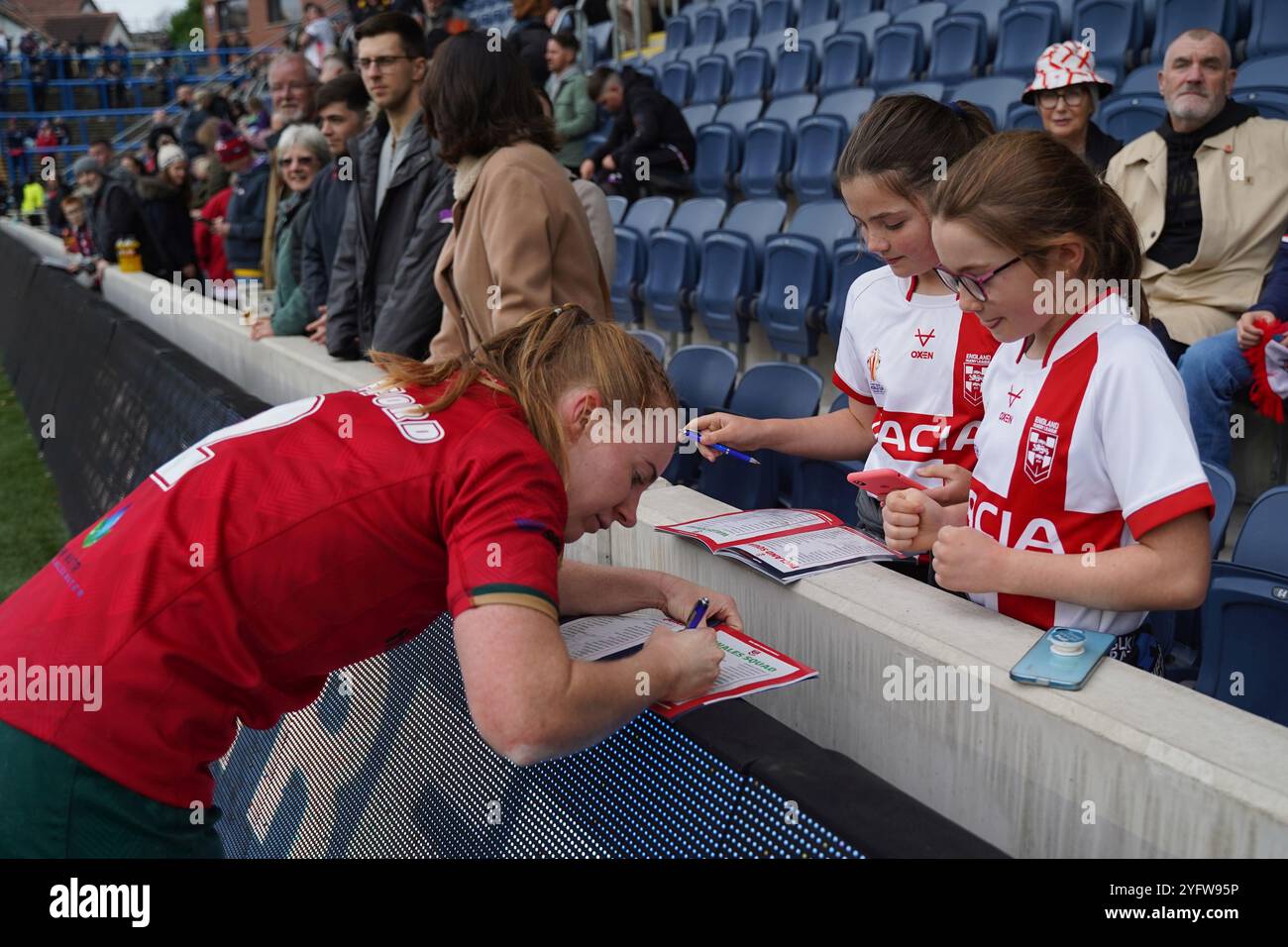 Young womens rugby fans hi-res stock photography and images - Alamy