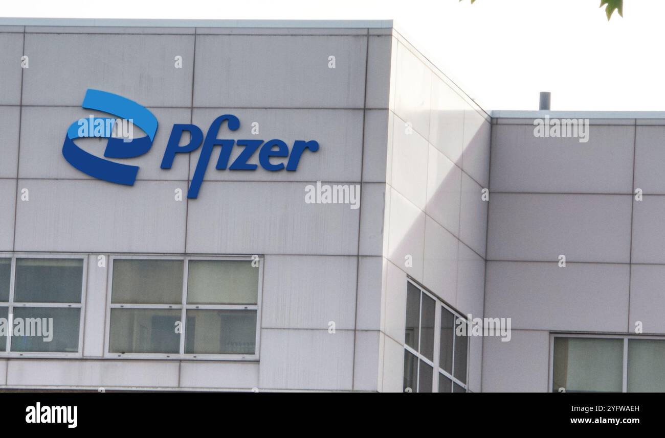 Pfizer building hi-res stock photography and images - Alamy