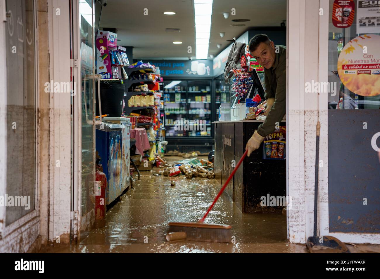 Aldaia, Valencia, Spain. 04th Nov, 2024. A man is seen cleaning his ...