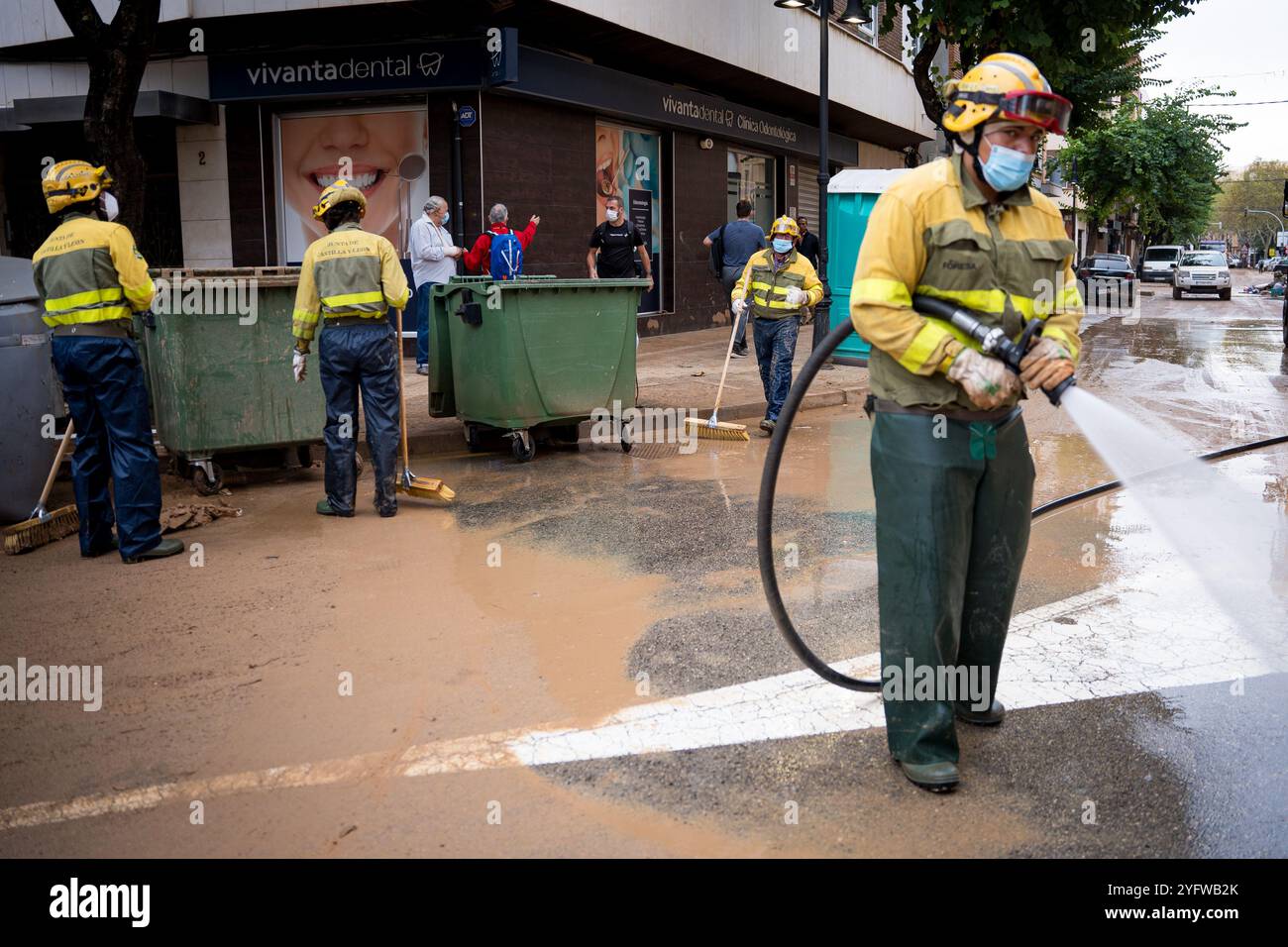 Aldaia, Valencia, Spain. 04th Nov, 2024. Firemen are seen cleaning the ...