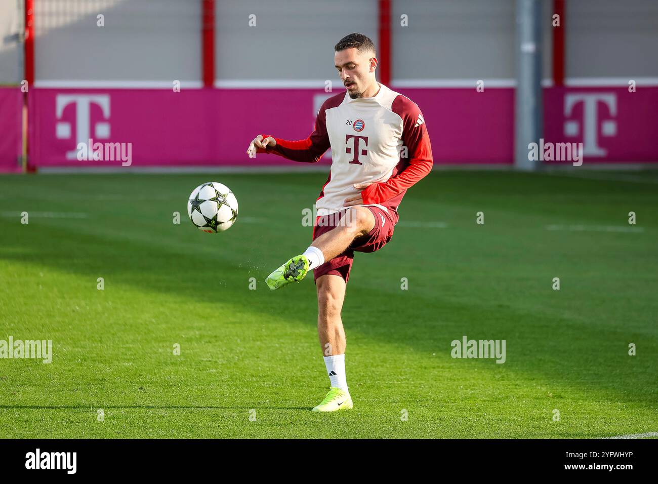 Muenchen, Deutschland. 05th Nov, 2024. Arijon Ibrahimovic (FC Bayern ...