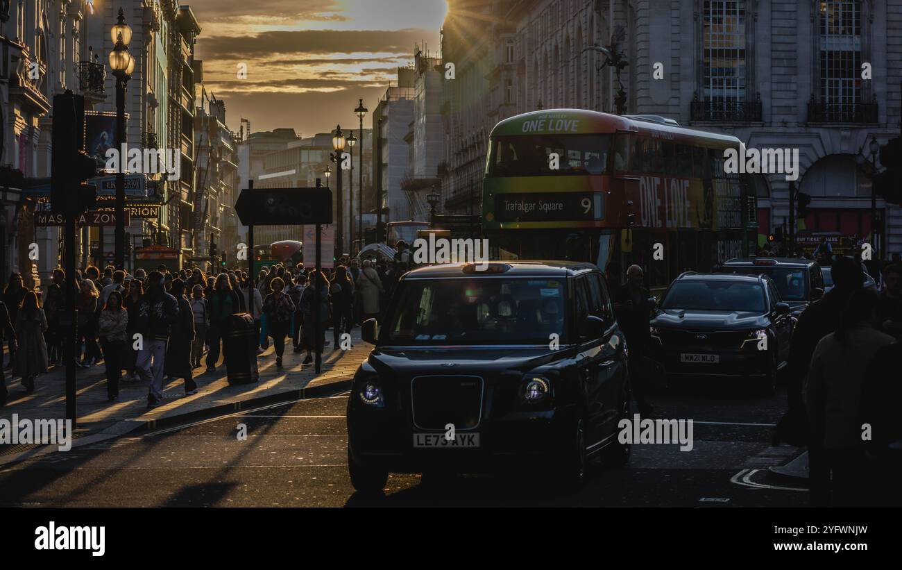 London downtown piccadilly circus bus hi-res stock photography and ...