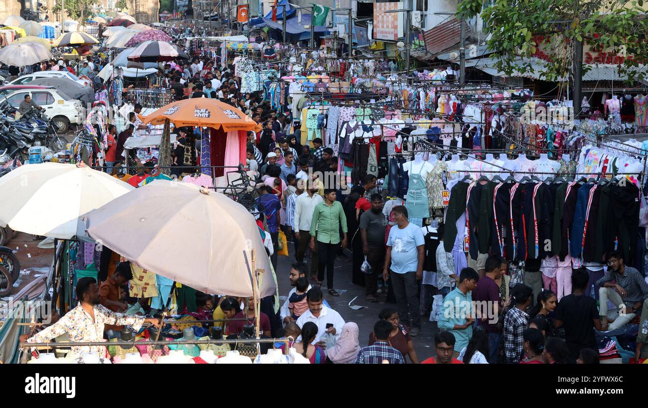Lal Darwaja bazaar in the old city of Ahmedabad, Gujarat, India Stock ...
