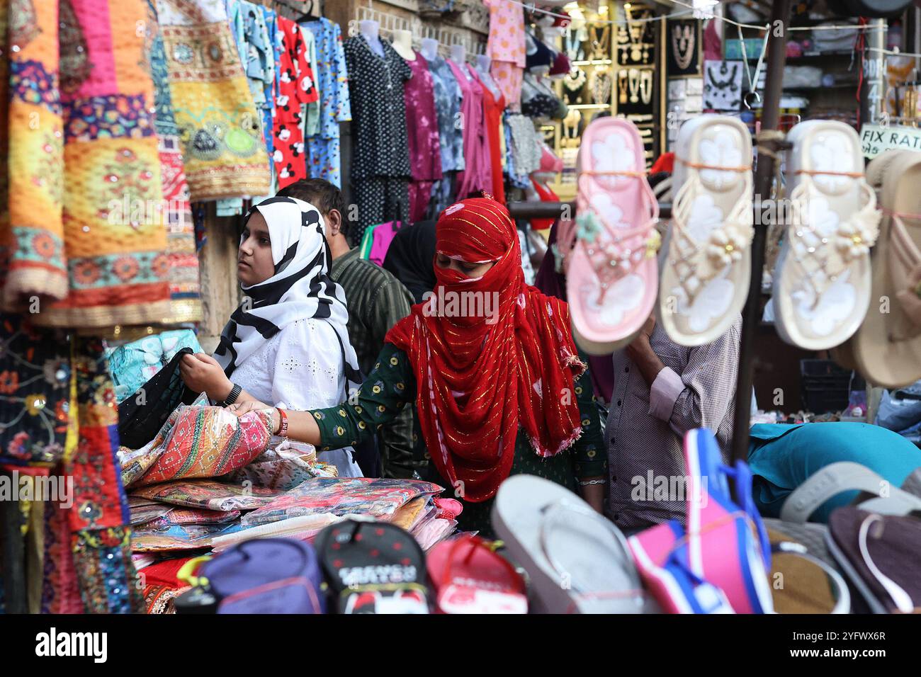 Muslim women shopping at the Lal Darwaja bazaar in the old city of ...