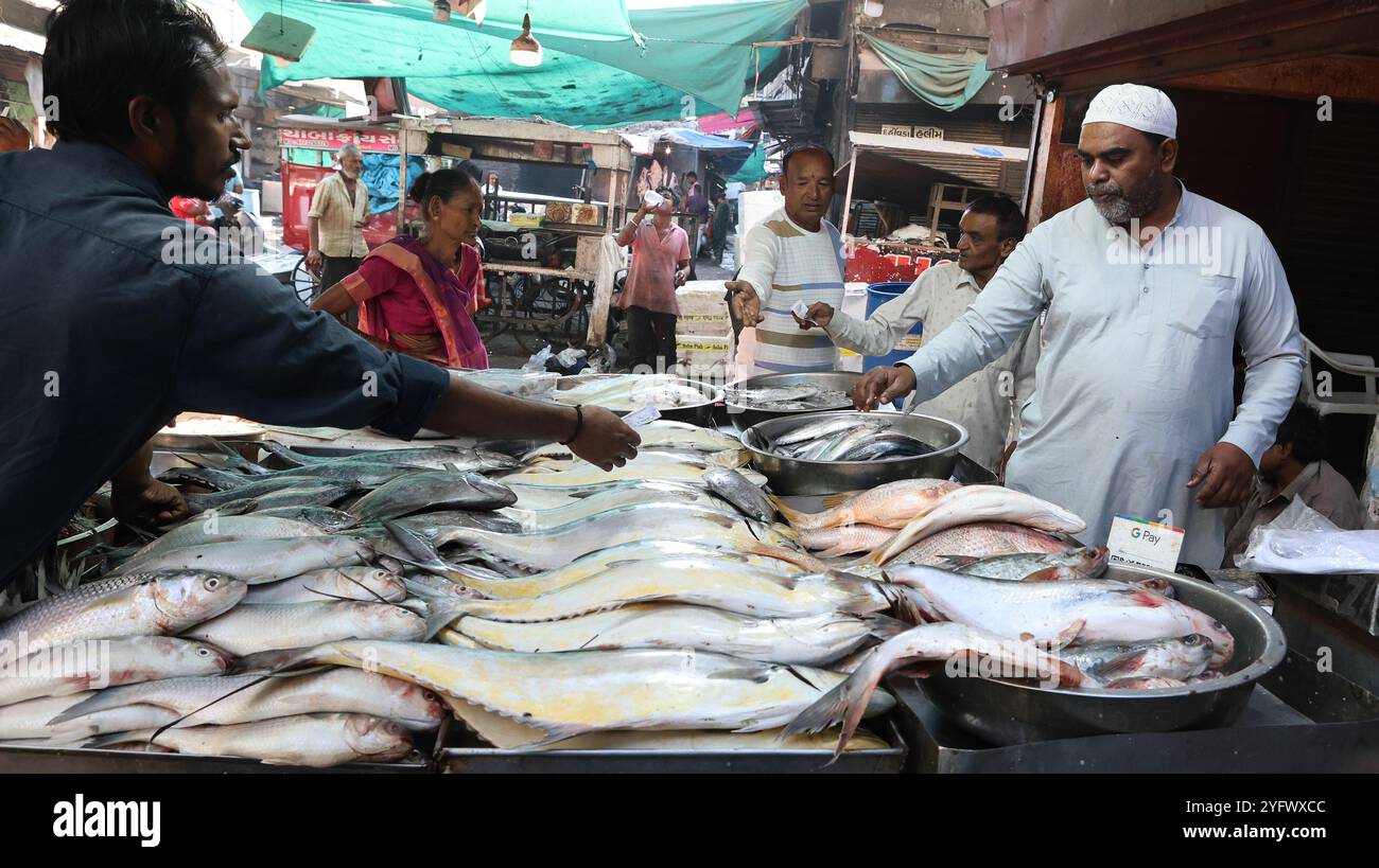 Fish market at Lal Darwaja bazaar in the old city of Ahmedabad, Gujarat ...