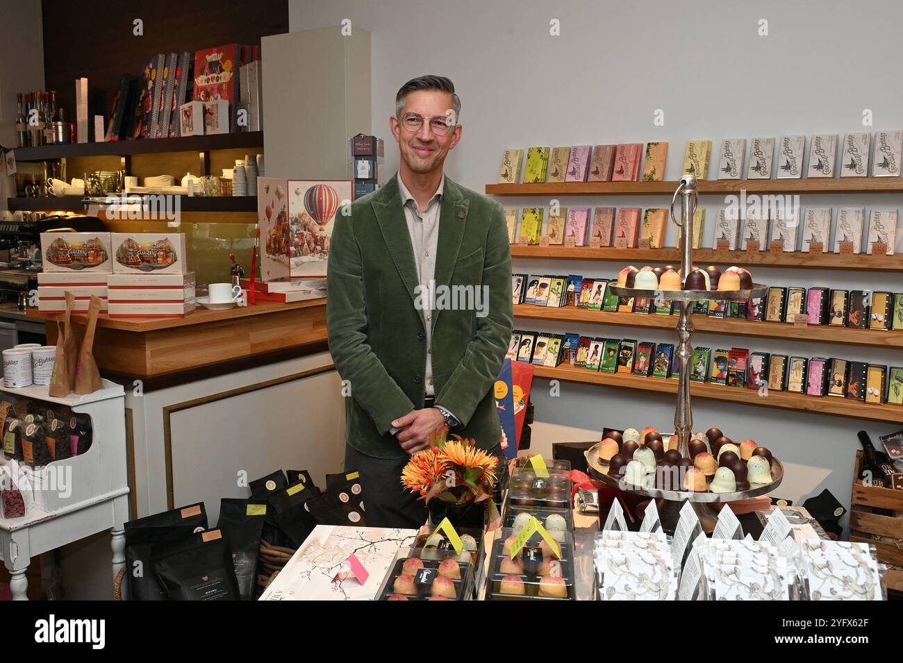 Marco Mühlberg, Inhaber von Cortez Schokoladen zeigt die original ...