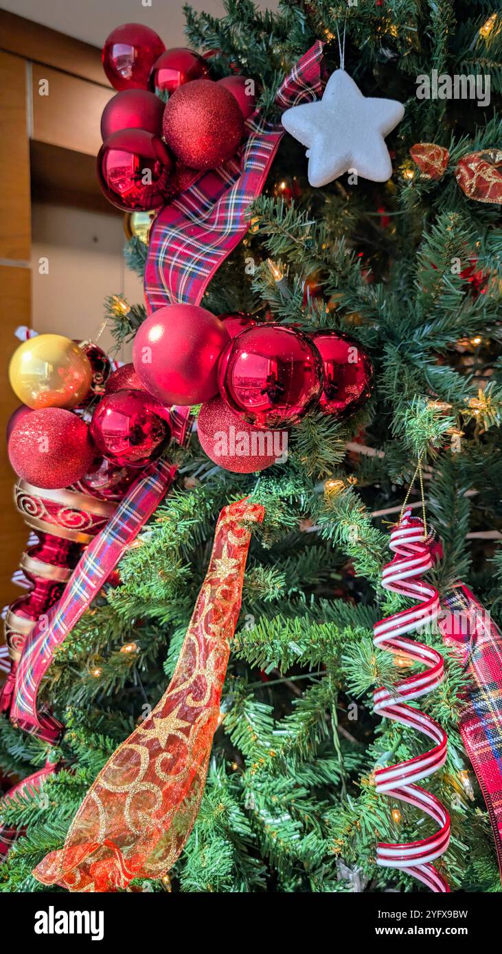 Christmas wreath festive ornaments hi-res stock photography and images ...