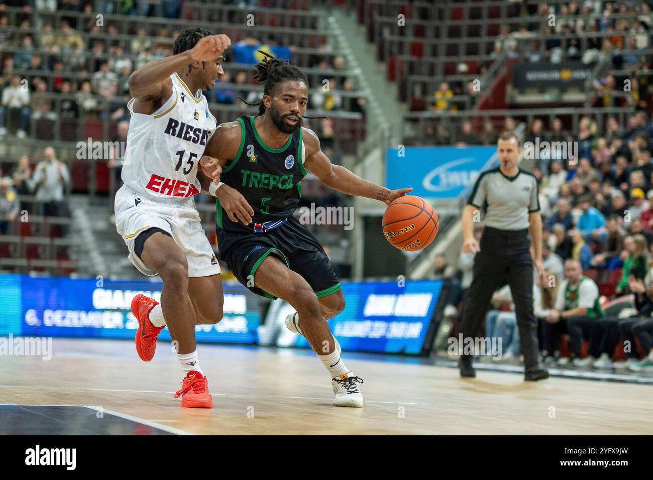 Ludwigsburg, Deutschland. 05th Nov, 2024. Ezra Manjon (MHP Riesen ...