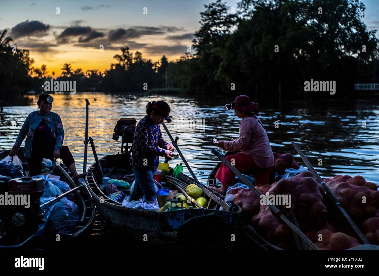 Vendors and their boats at the floating market of Phong Dien in Vietnam ...