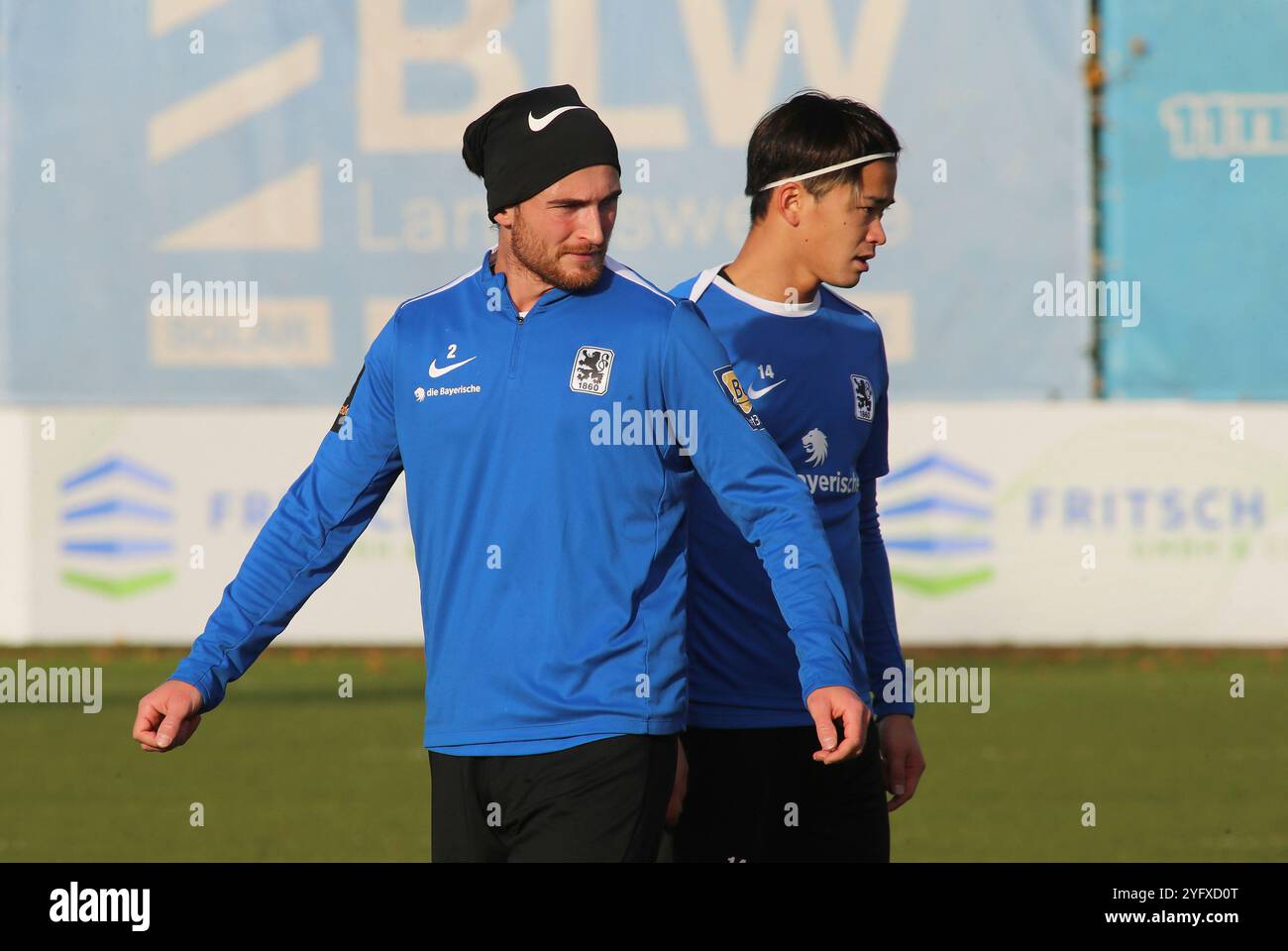 Oberkorper mit blick nach links hi-res stock photography and images - Alamy