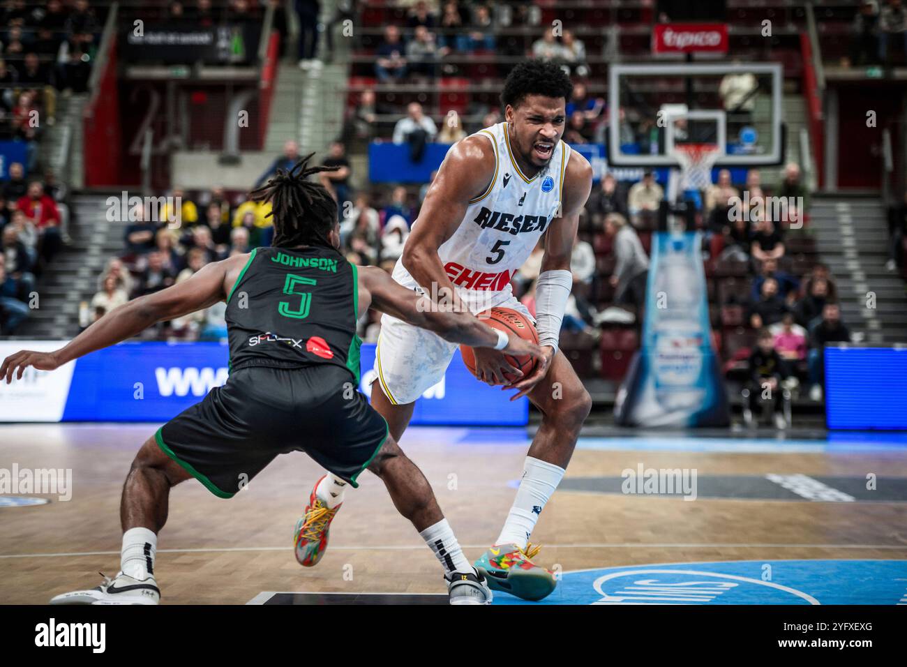 Justin Simon (MHP Riesen Ludwigsburg, #05) vs. Malik Johnson (KB Trepca ...