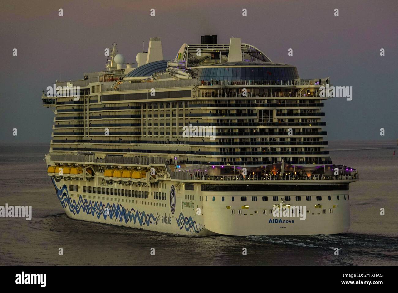 Symbolbild Kreuzfahrtschiff AIDA nova in der Abenddämmerung, markantes ...