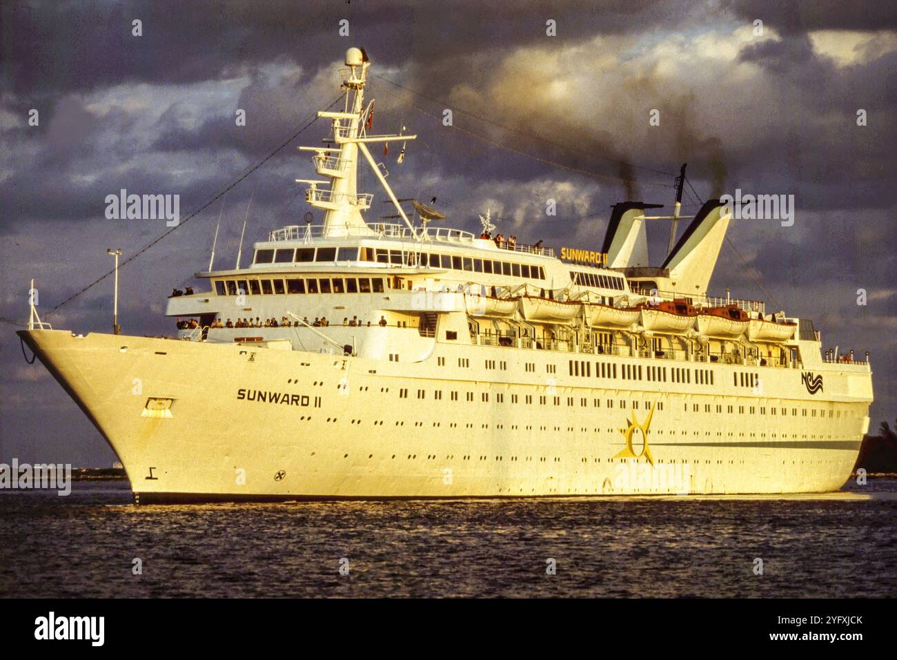 Popular ports hi-res stock photography and images - Alamy