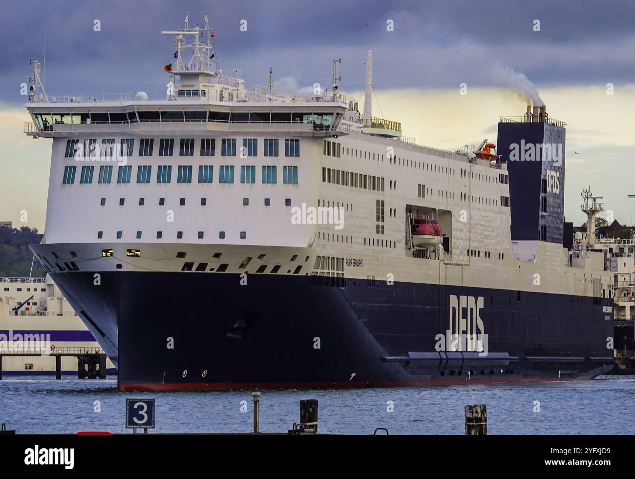 Symbolbild DFDS-Fähre Aura Seaways , massiver Rumpf mit weiß-blauem ...