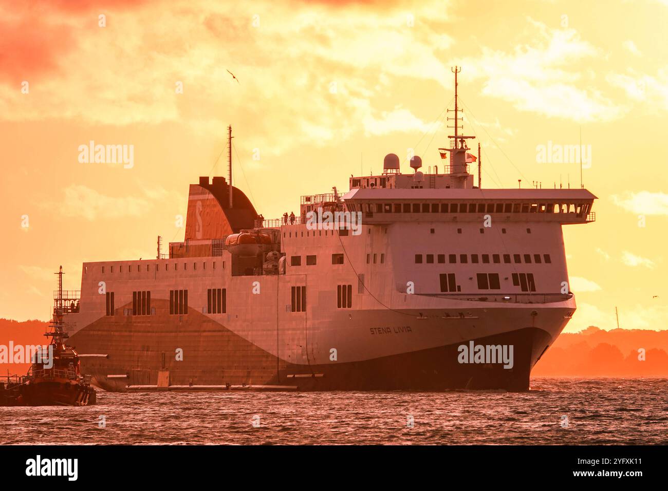 Symbolbild Faehre, Stena Livia, Stena Line, Sonnenuntergang ...