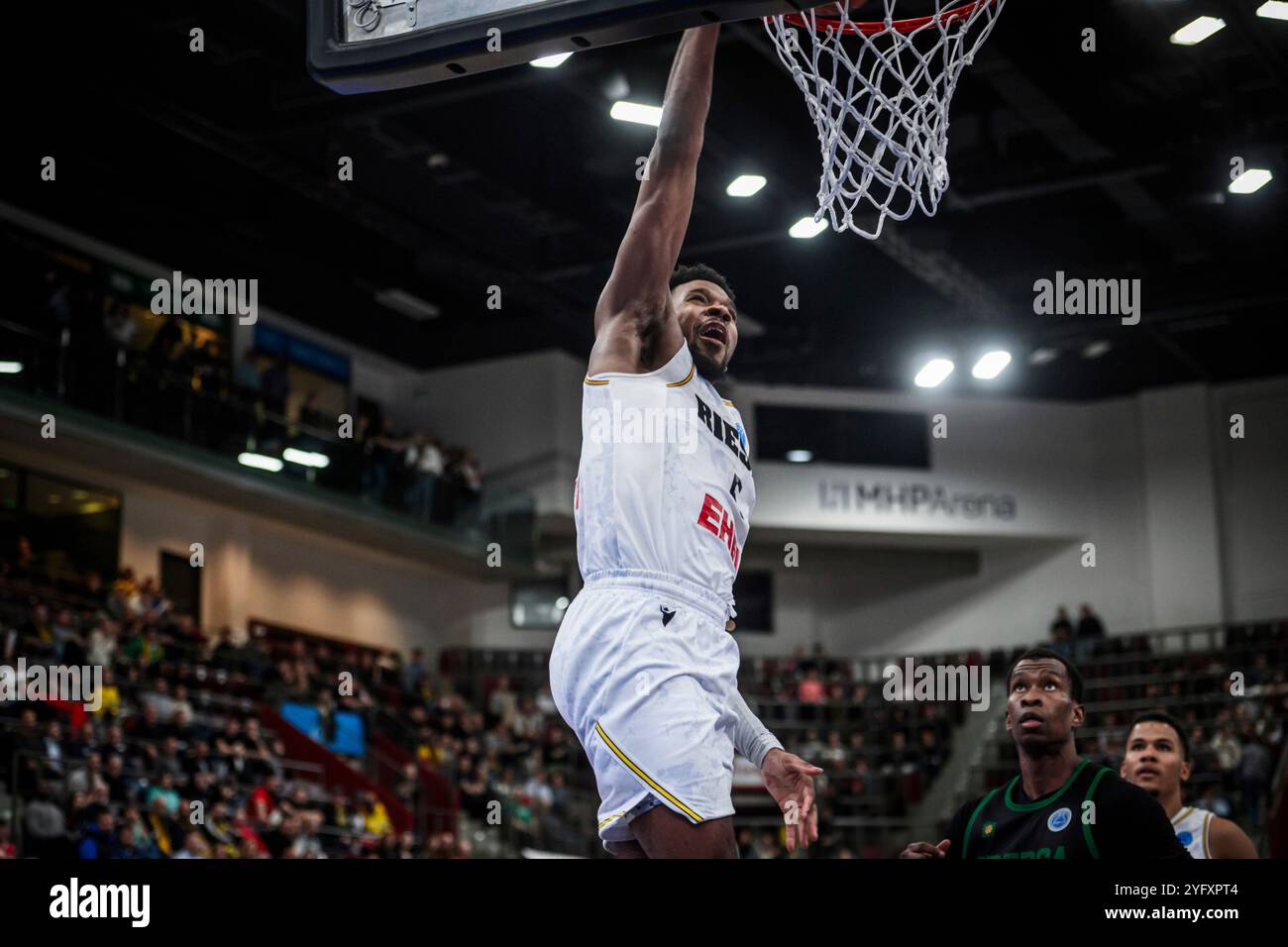 Justin Simon (MHP Riesen Ludwigsburg, #05) versenkt Ball im Korb / GER ...