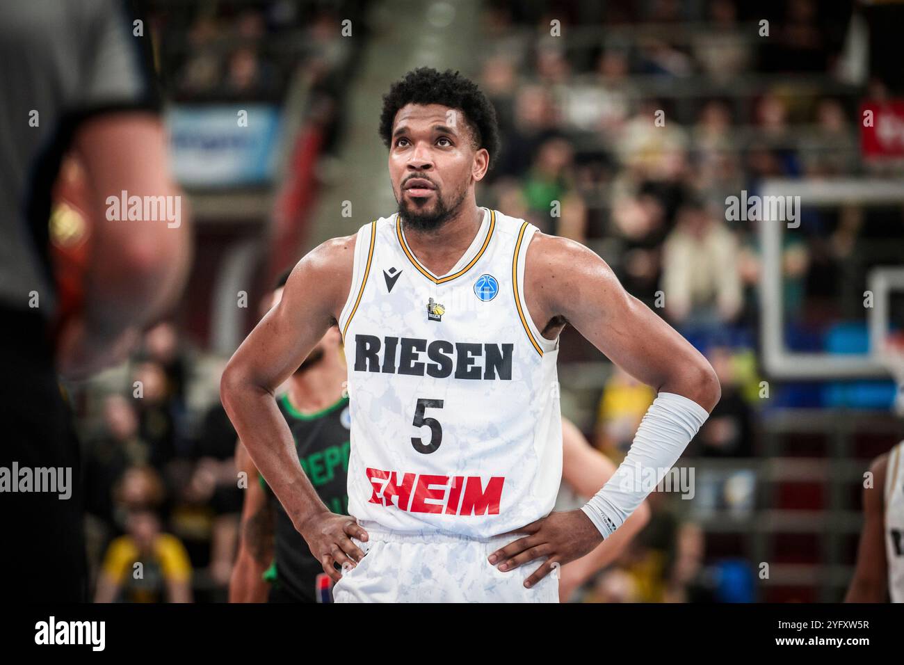 Justin Simon (MHP Riesen Ludwigsburg, #05) - konzentrierter Blick / GER ...