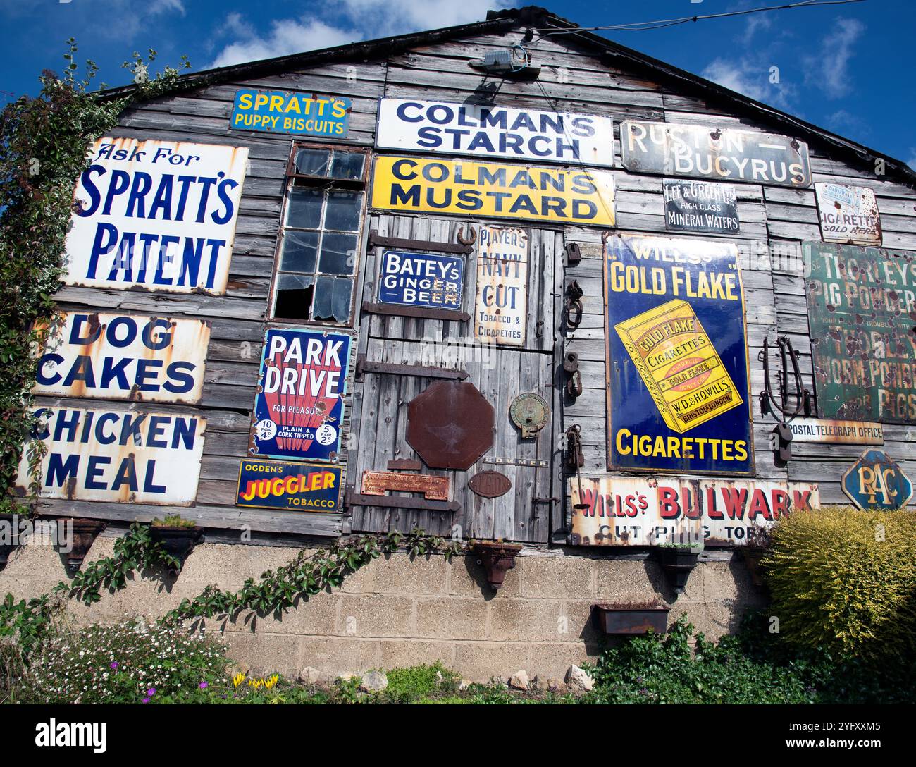 Enamel advertisements hi-res stock photography and images - Alamy