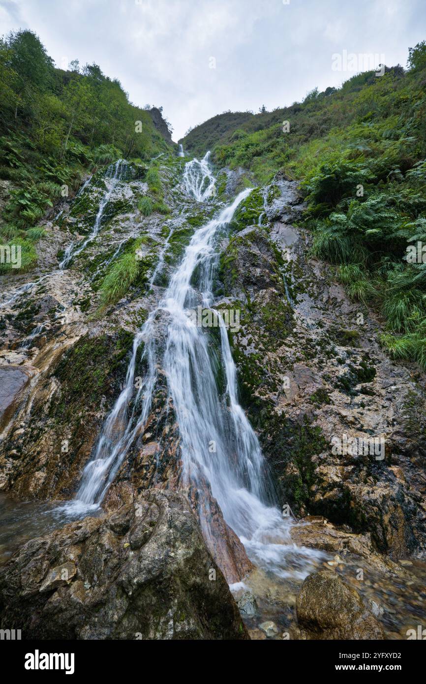 Waterfall flows down rocky slope hi-res stock photography and images ...