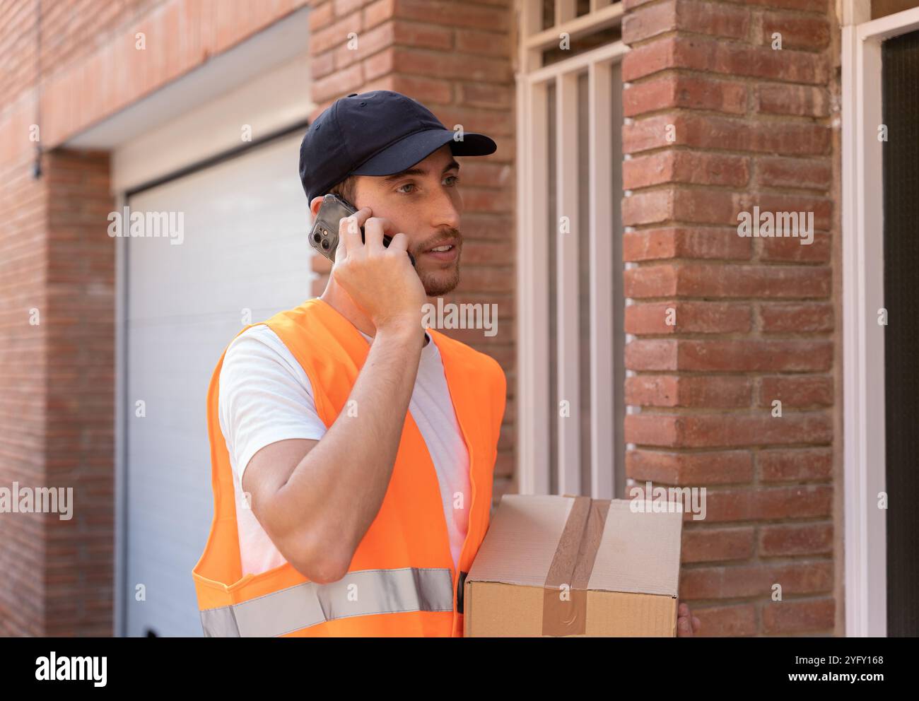 Talking to customer house hi-res stock photography and images - Alamy