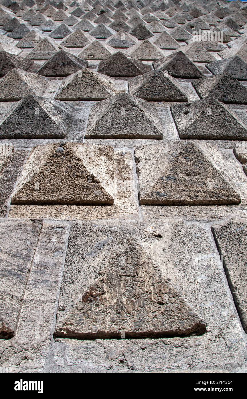 Pyramids pyramidal hi-res stock photography and images - Alamy